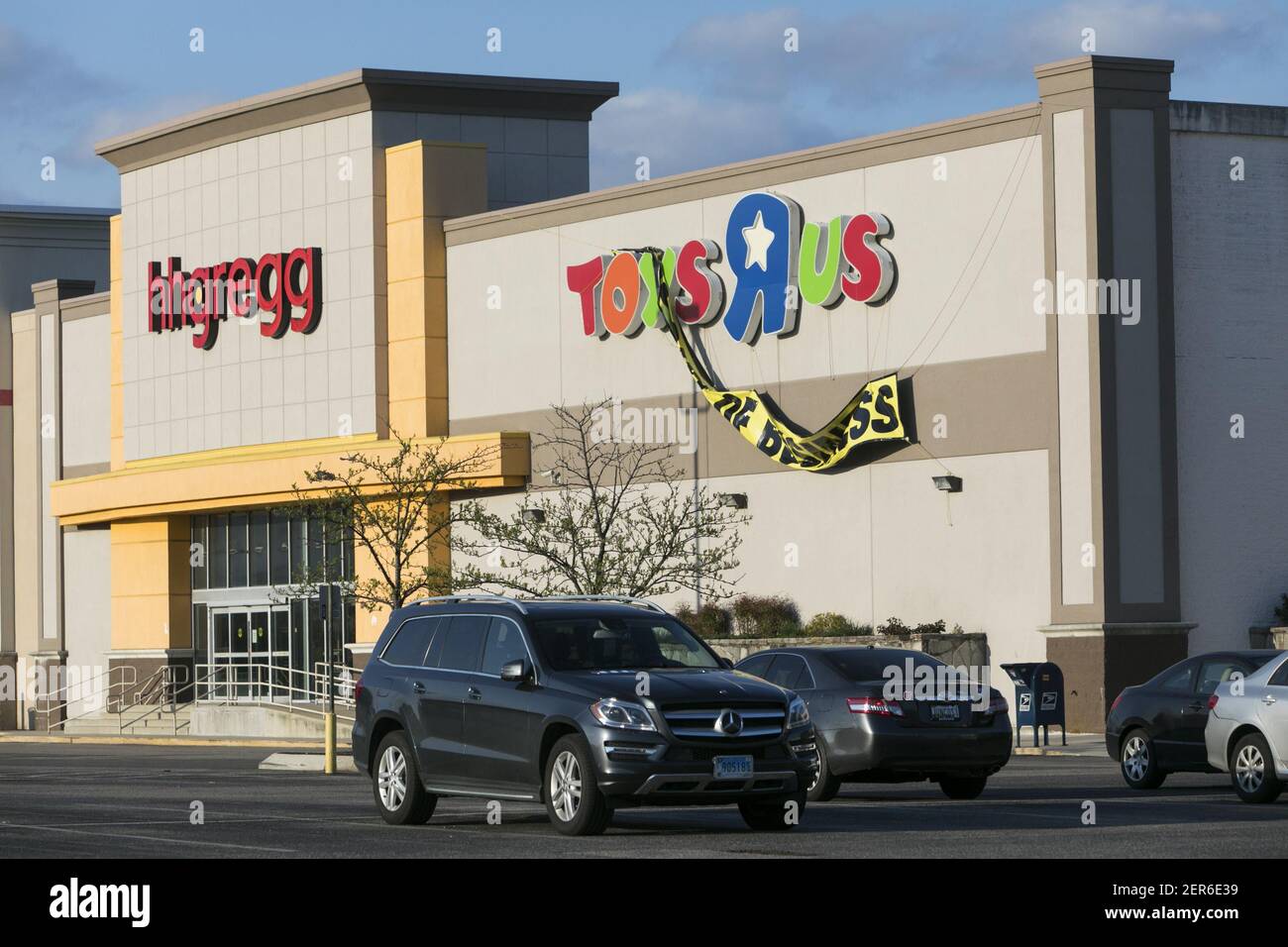 A logo sign outside of a Toys "R" Us retail store in Glen Burnie ...