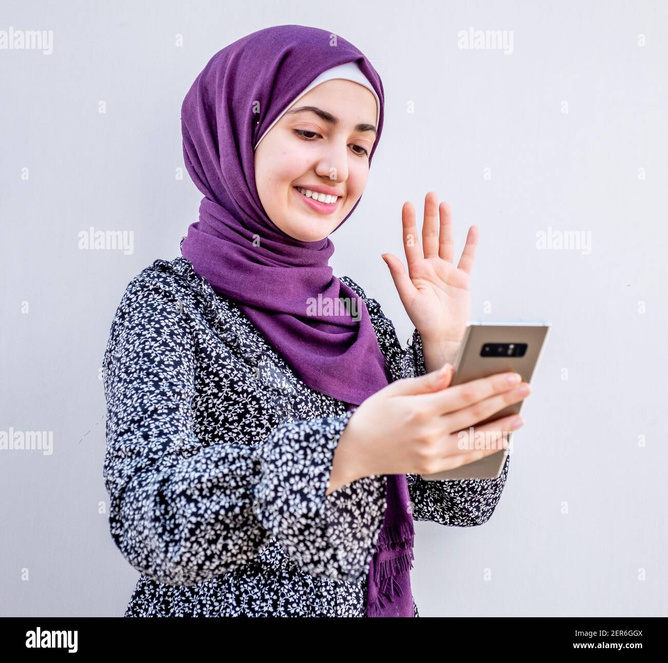 Arabic muslim woman talking on the phone Stock Photo - Alamy
