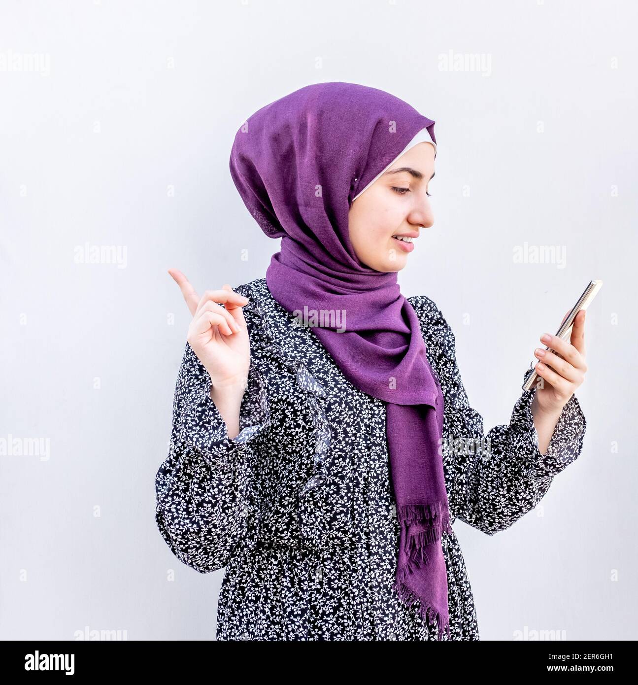 Arabic muslim woman talking on the phone Stock Photo - Alamy