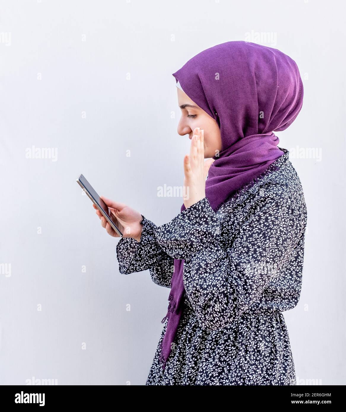 Arabic muslim woman talking on the phone Stock Photo - Alamy