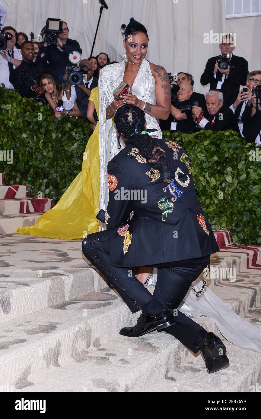 2 Chainz proposing to Nakesha Ward on the red carpet at The ...