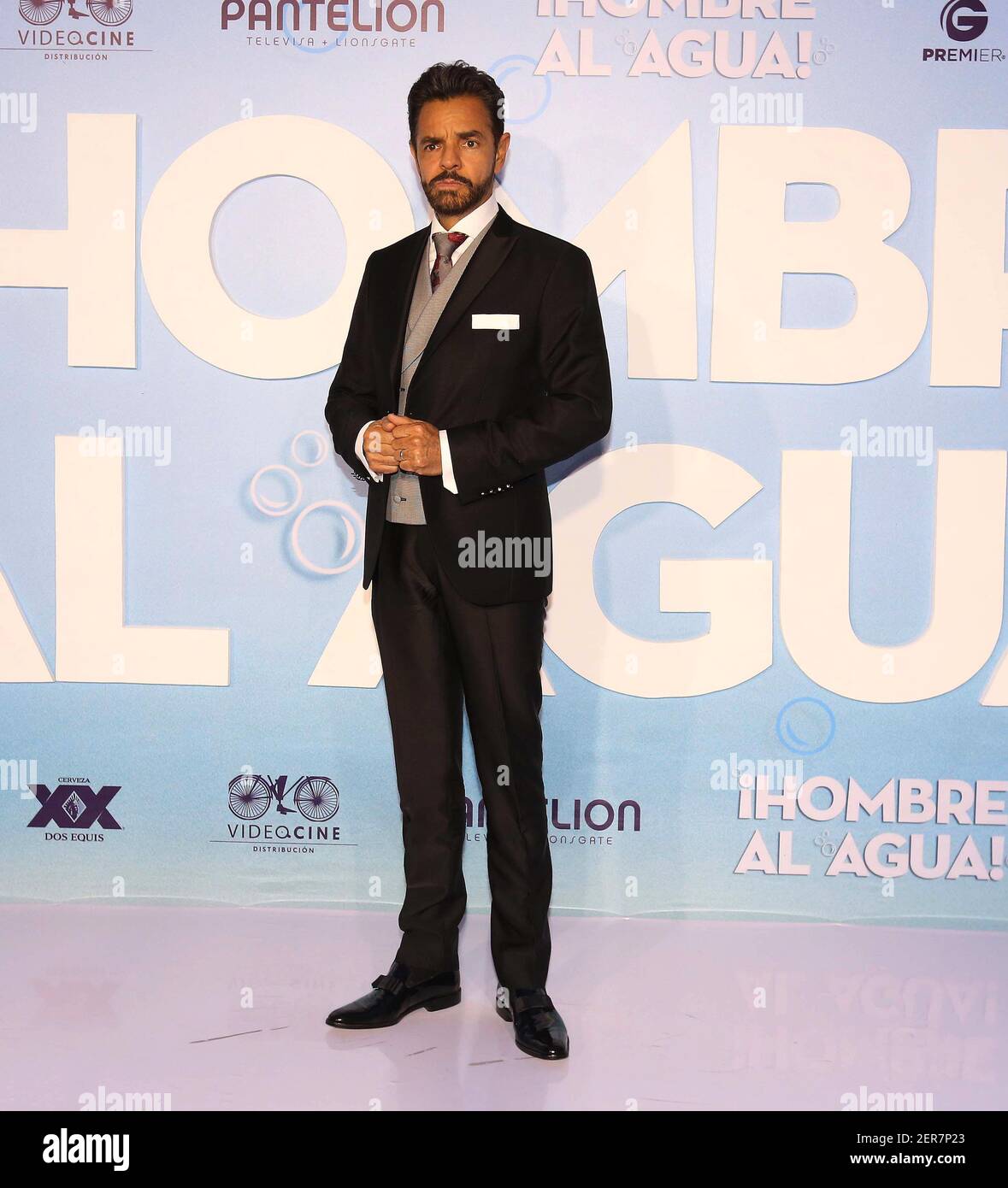Eugenio Derbez at the premiere of the movie "Overboard" ( Hombre al ...