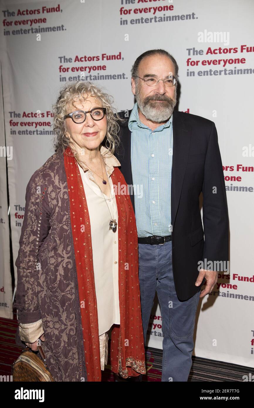 Mandy patinkin kathryn grody in hi-res stock photography and images - Alamy