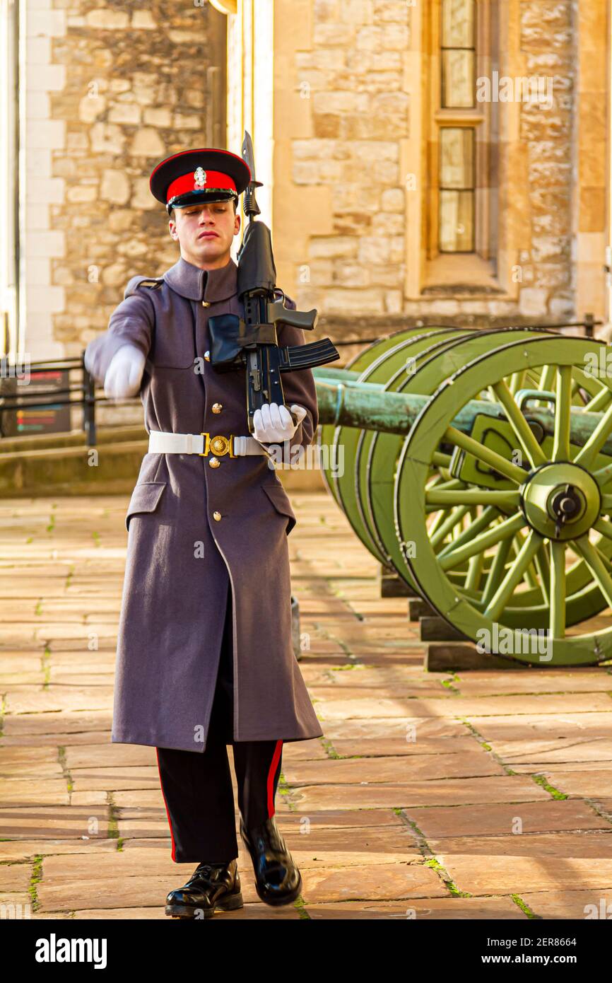 Ceremonial uniform british army hi-res stock photography and images - Alamy