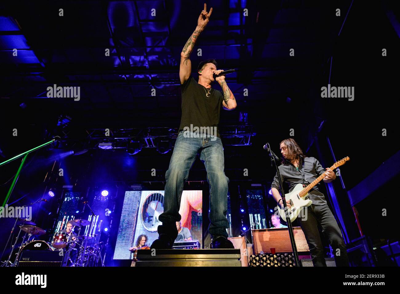 Singer/songwriter Gary Allan performs during Lone Star Jam at the Rodeo ...