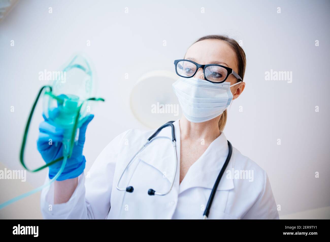 Doctor puts on oxygen mask. Emeregency and first aid concept Stock ...