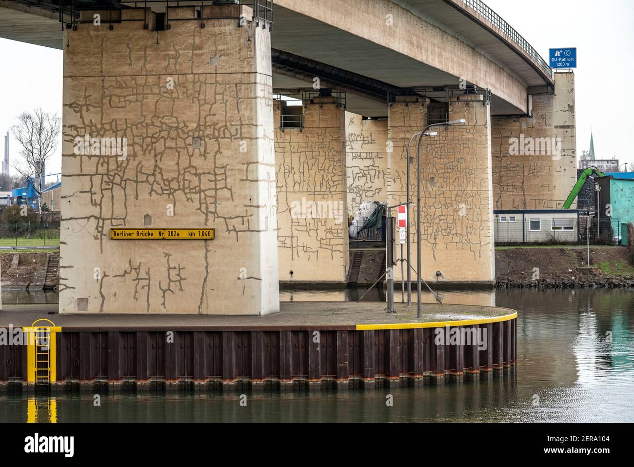 Bridge pier of the A59 motorway bridge, Berliner Brücke, bridge damage ...