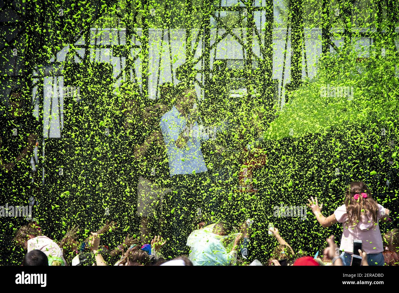 Liam Payne sprays down audience members with a "slime" cannon at the ...