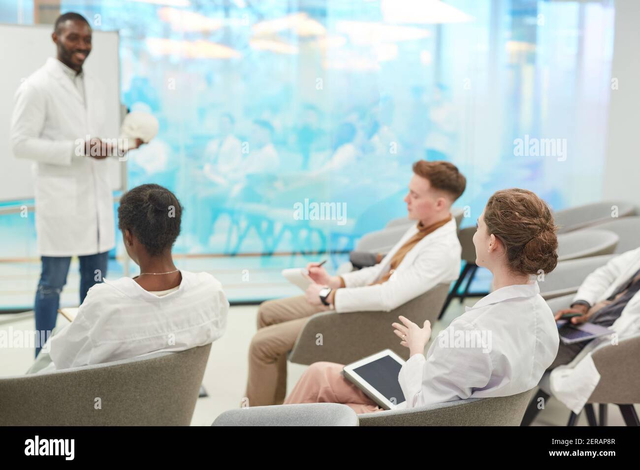 Professor discussion group hi-res stock photography and images - Alamy