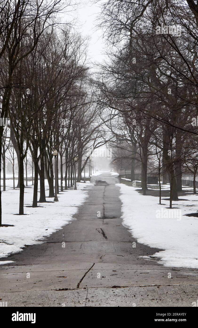 Empty sidewalk park hi-res stock photography and images - Alamy