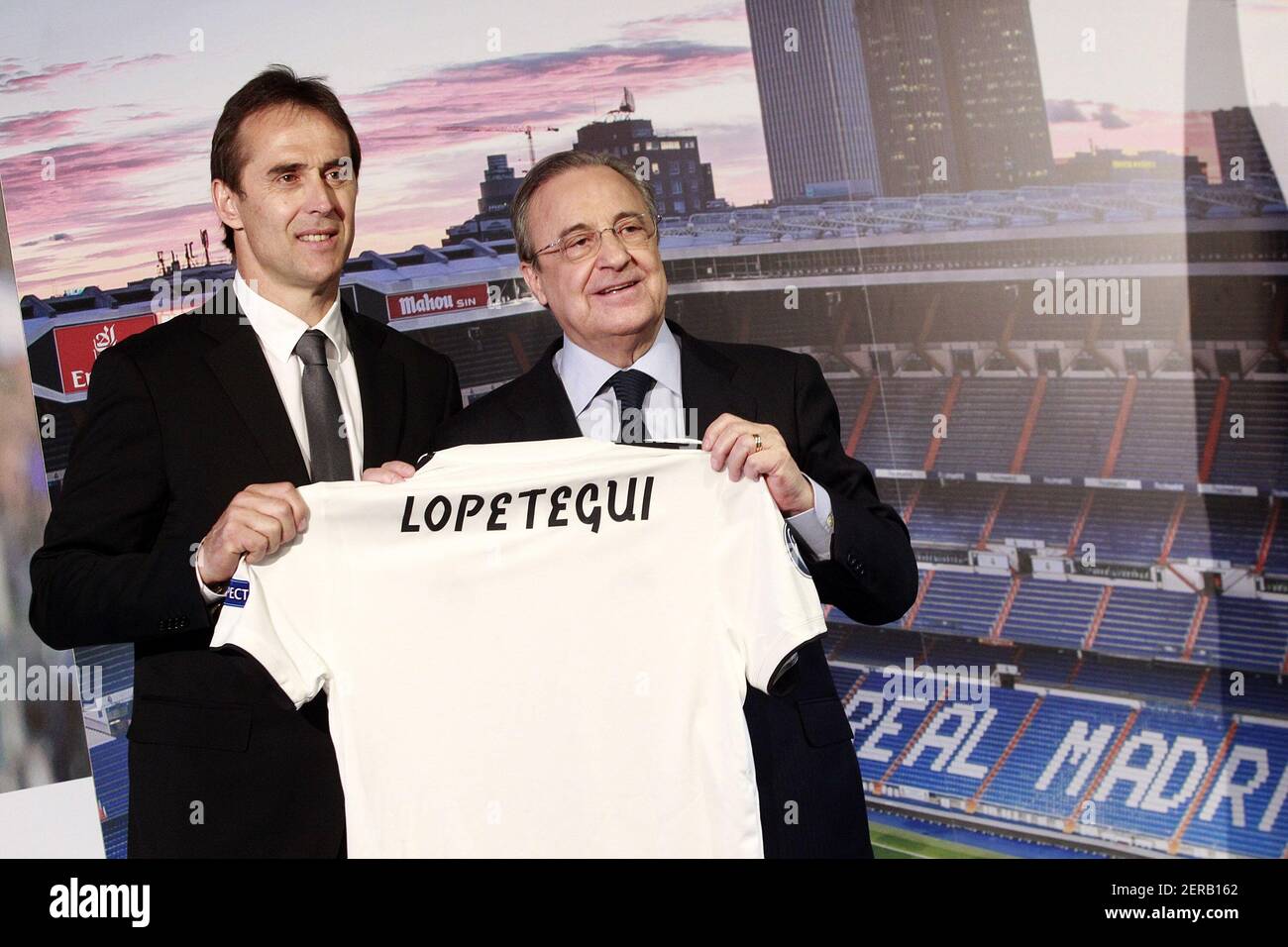 Real Madrid's new coach Julen Lopetegui (l) with the President ...