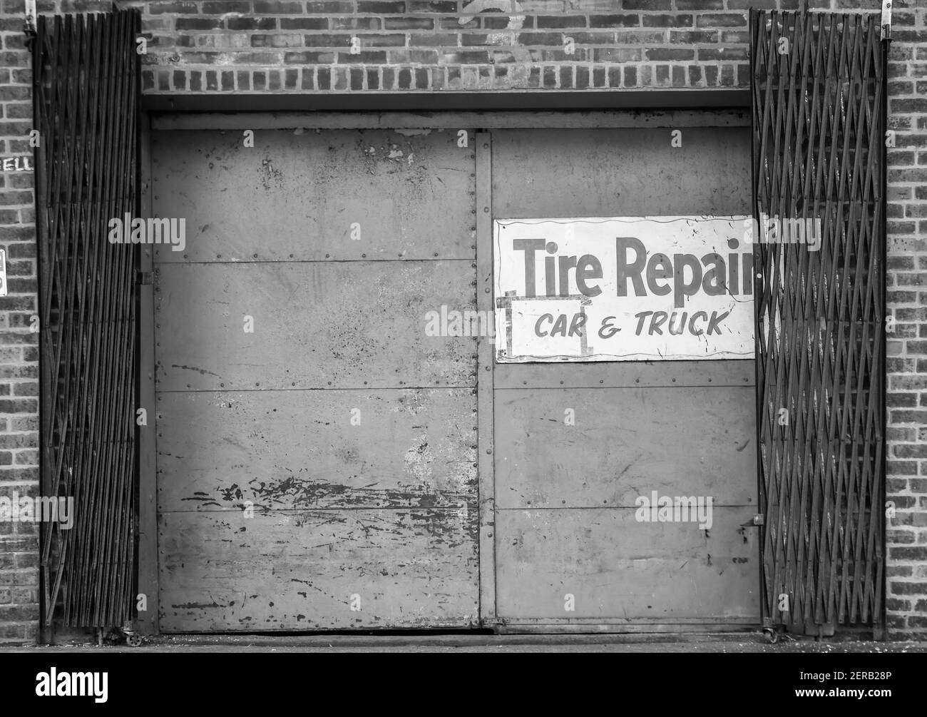 Closed warehouse door hi-res stock photography and images - Alamy