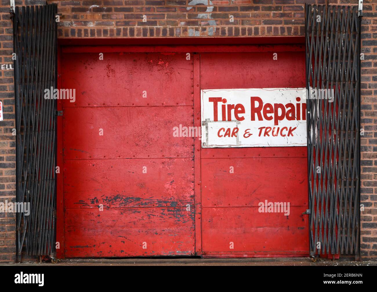 Old wood warehouse door hi-res stock photography and images - Alamy