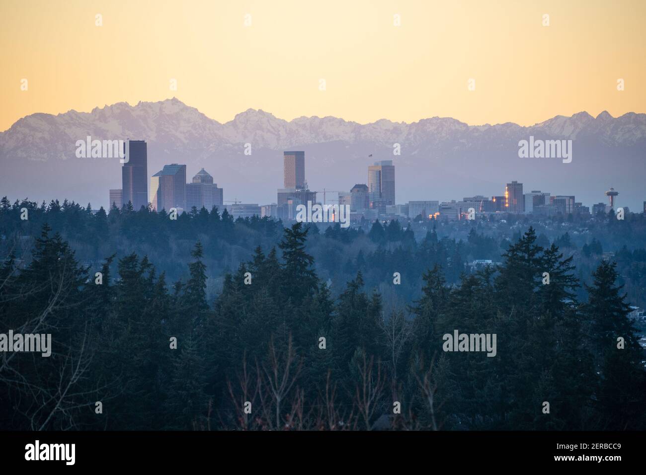 Sunset Seattle skyline view on sunny winter day Stock Photo - Alamy