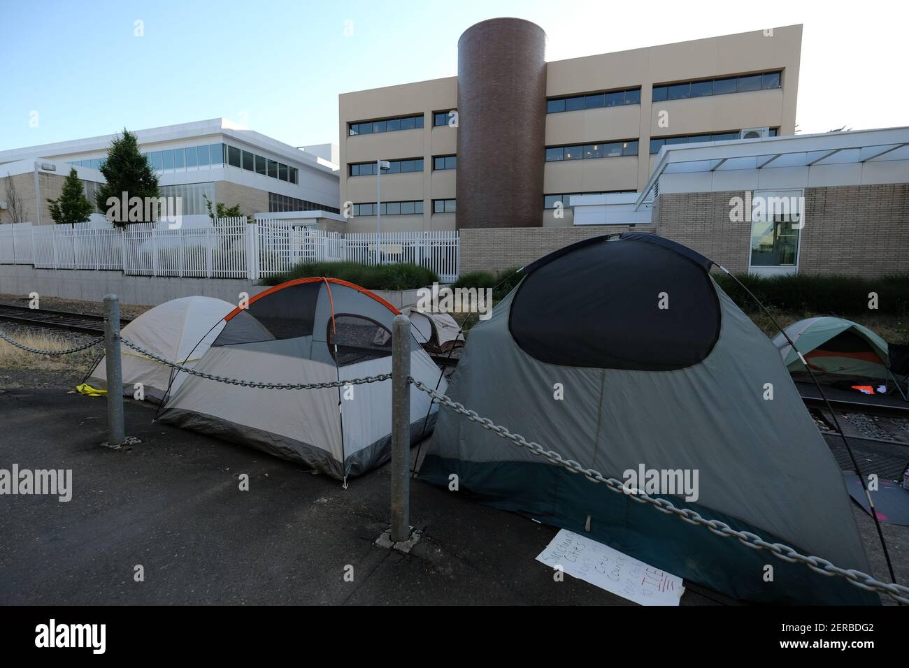 Protesters continue to blockade the Immigration and Customs Enforcement ...