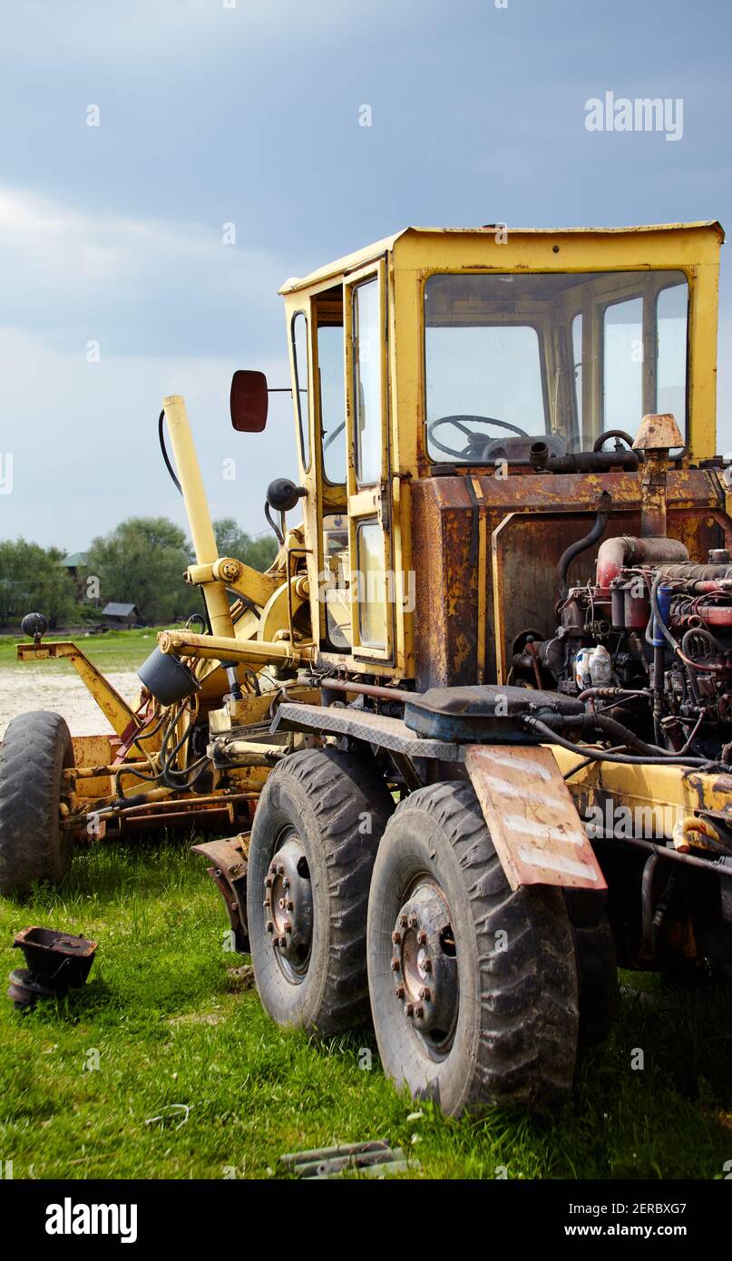 Road grader - heavy earth moving road construction equipment ...