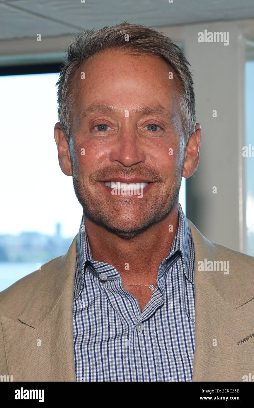 Peter Marc Jacobson attends Fran Dreschers Cabaret Cruise Dinner Cancer ...