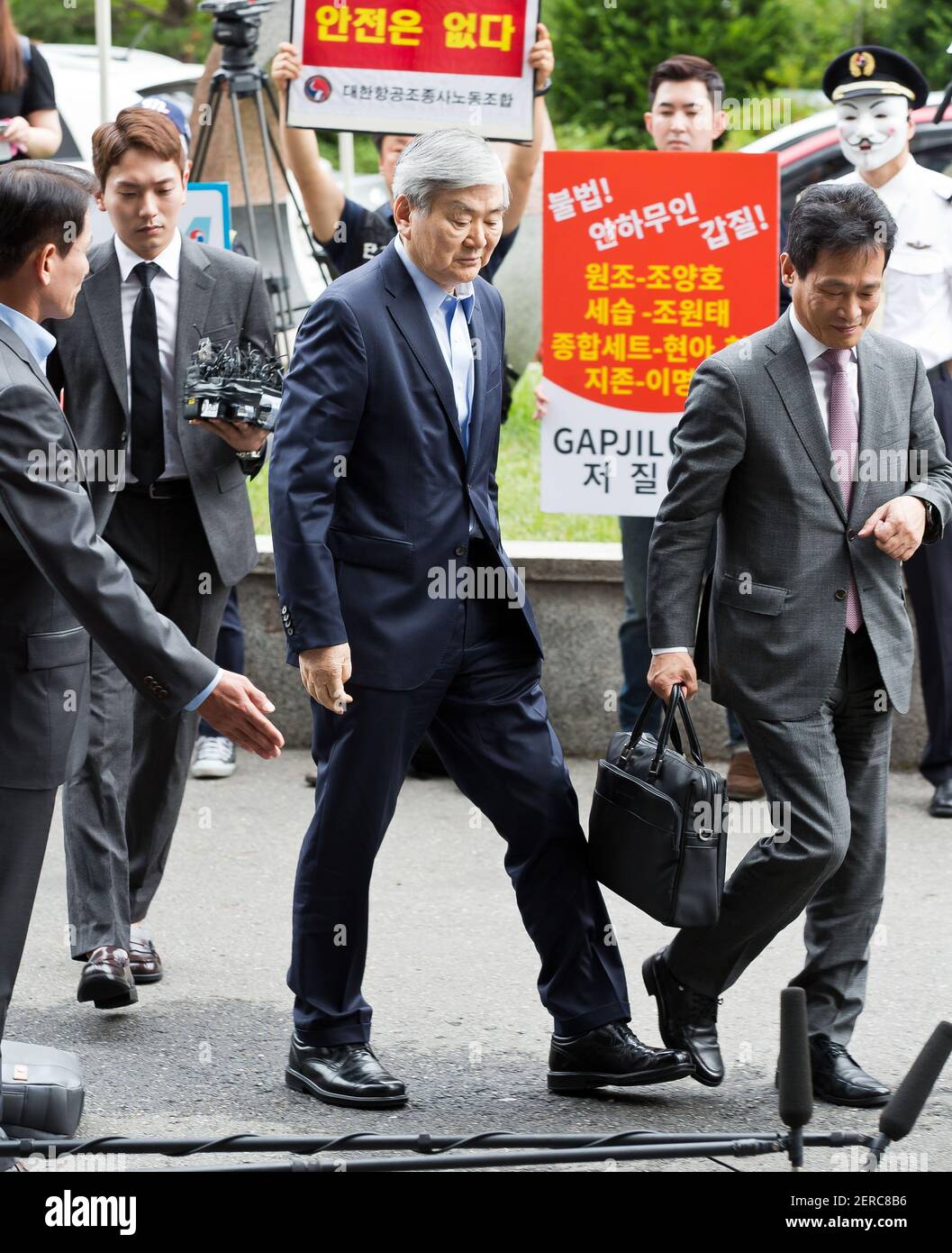 South Korean Cho Yang-ho (Center), chairman of Hanjin Group, the ...