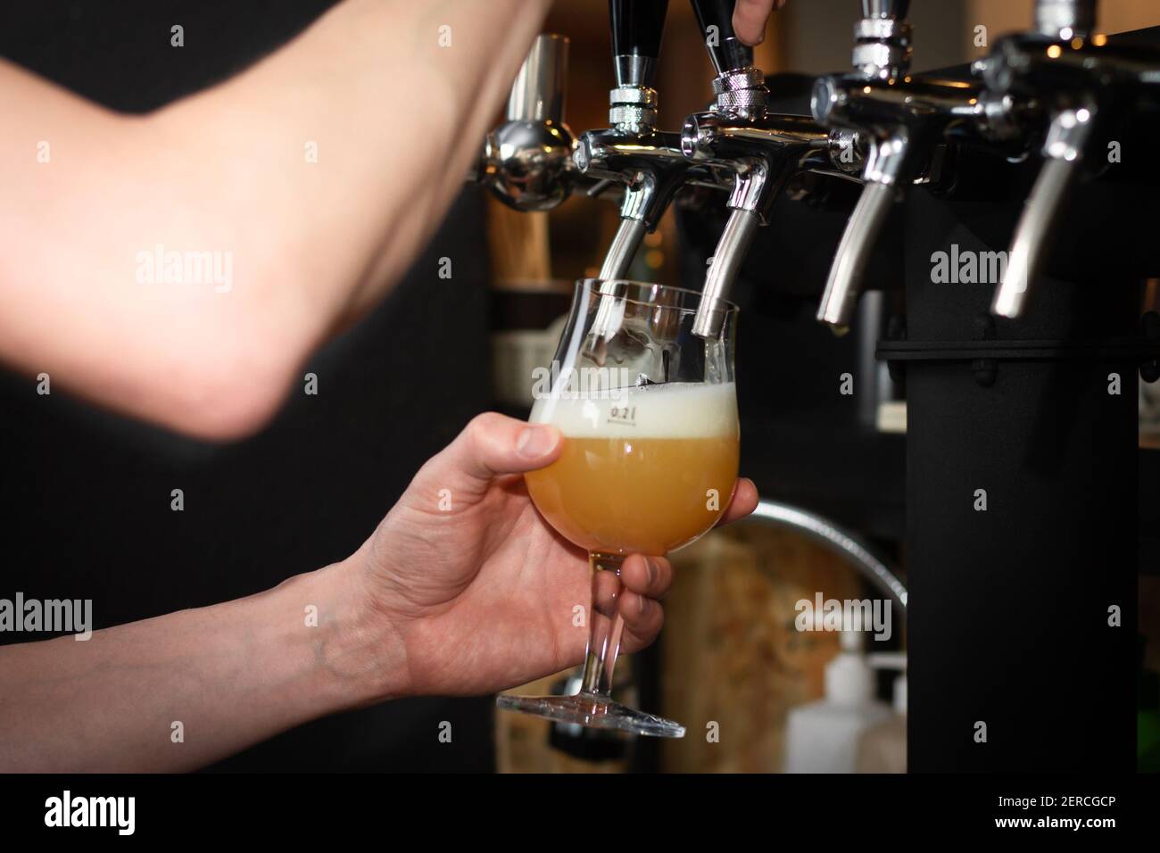 Pub bar tap hi-res stock photography and images - Alamy