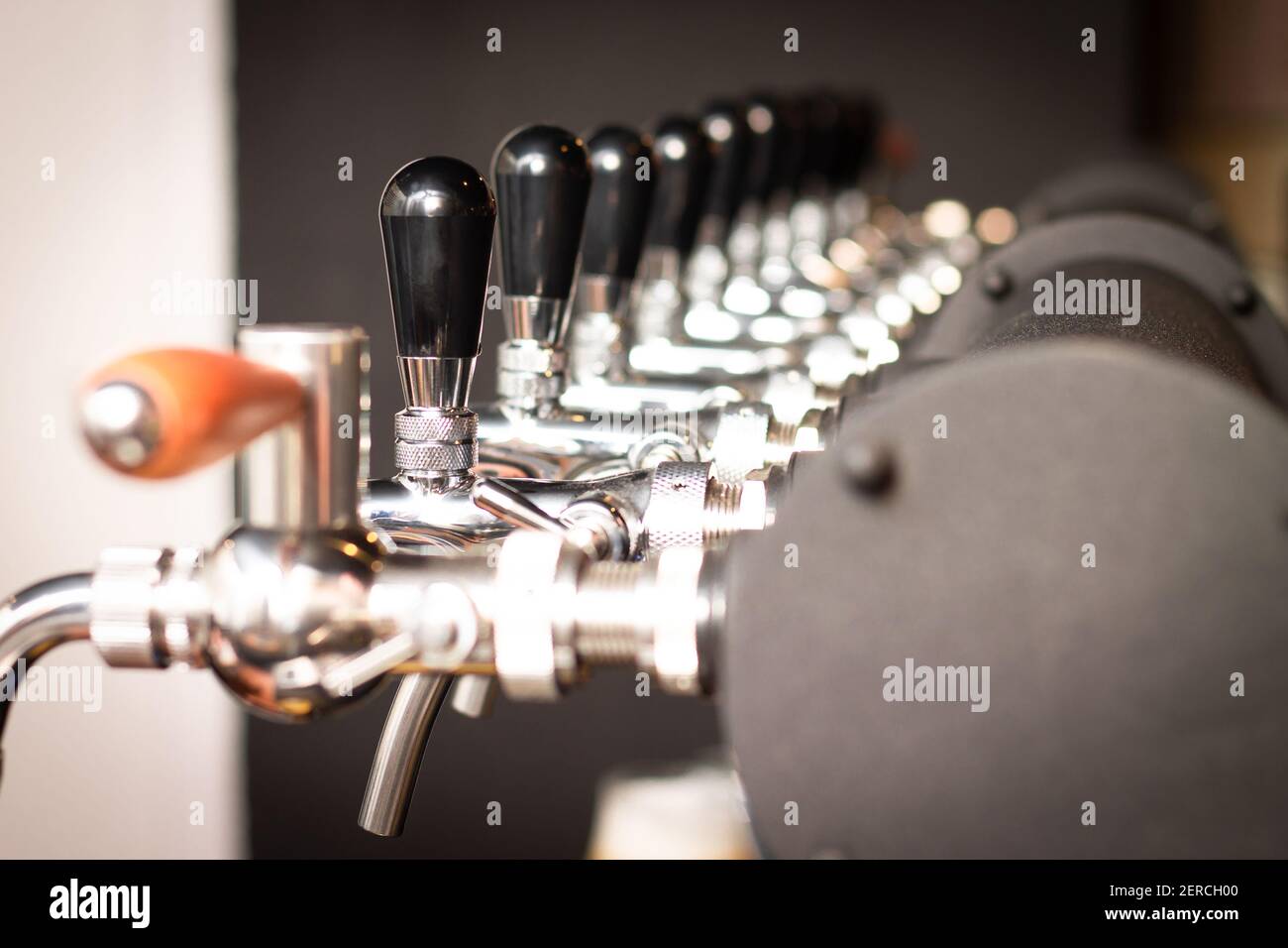 Pub bar tap hi-res stock photography and images - Alamy