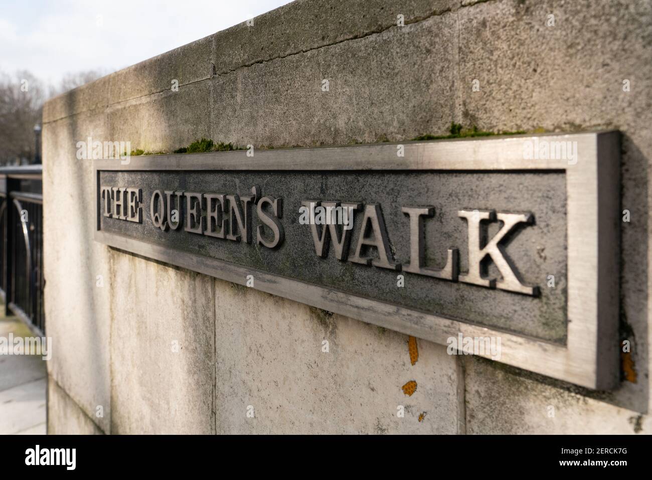 Sign queens walk london england hi-res stock photography and images - Alamy