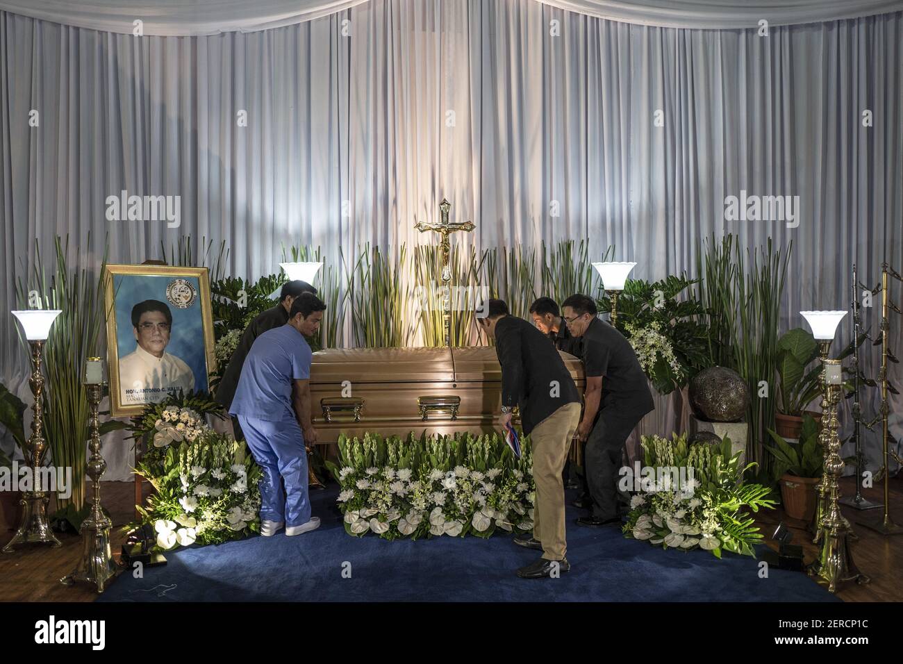 The coffin carrying the remains of Tanauan Mayor Antonio Halili, who ...