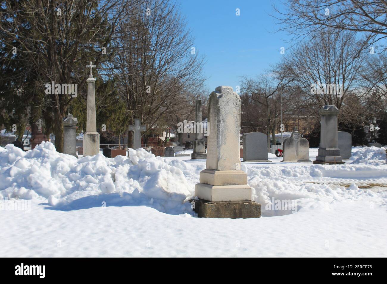 Suburban Chicago cemetery in winter with snow Stock Photo - Alamy