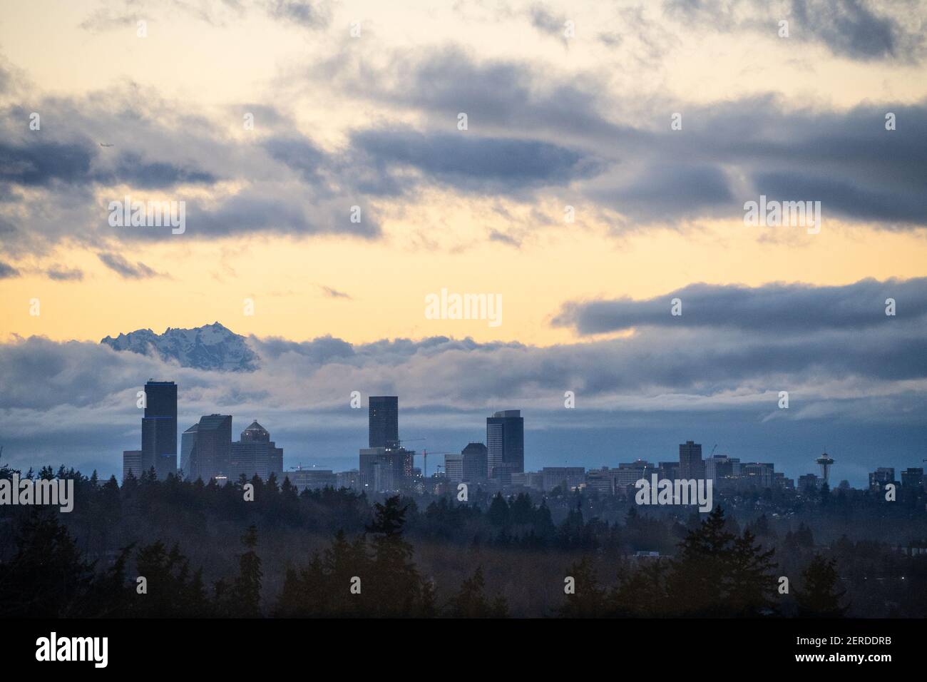 Sunset Seattle skyline view on sunny winter day Stock Photo - Alamy