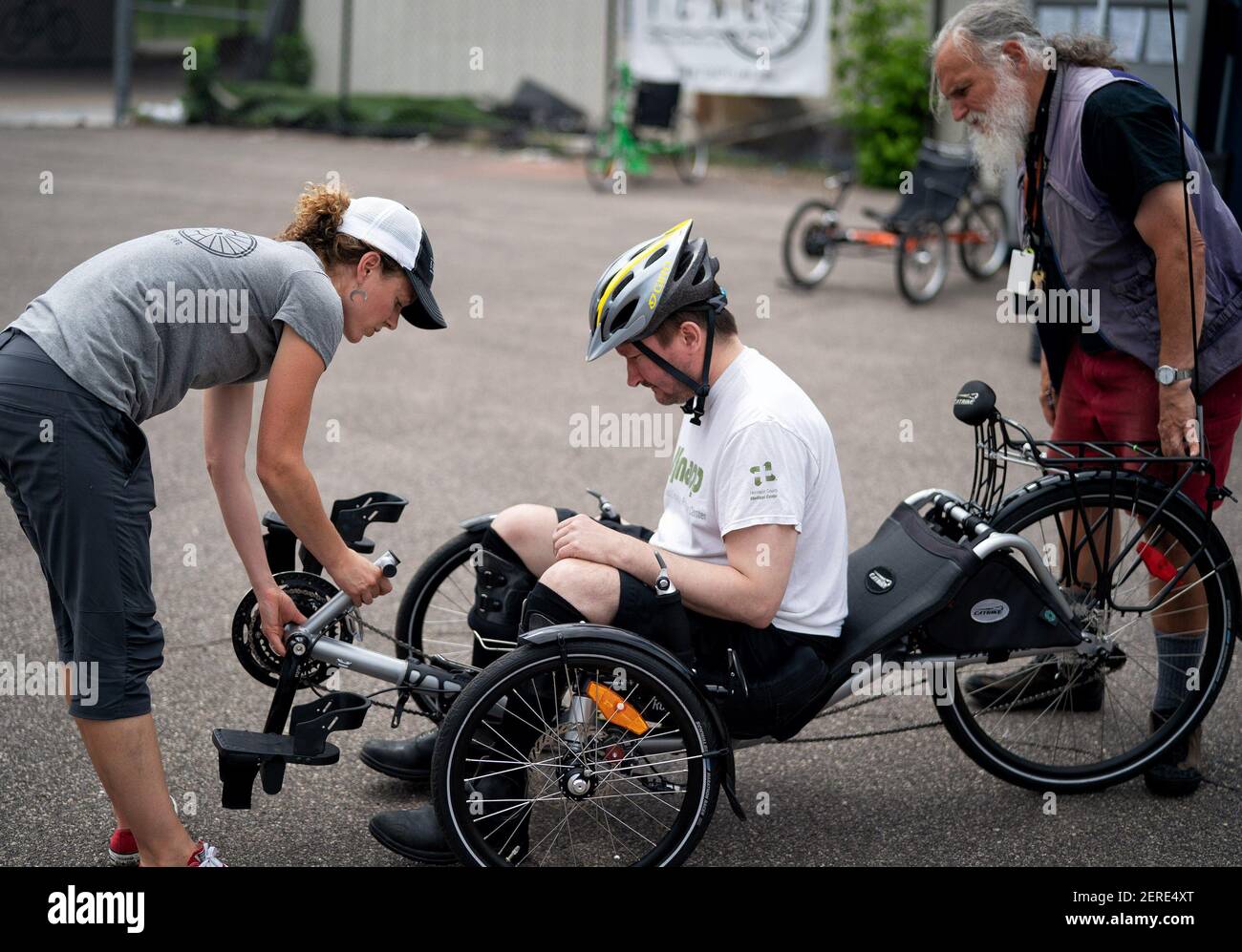 Caito Bowles-Roth and volunteer Dale Hammerschmidt, right, work with ...
