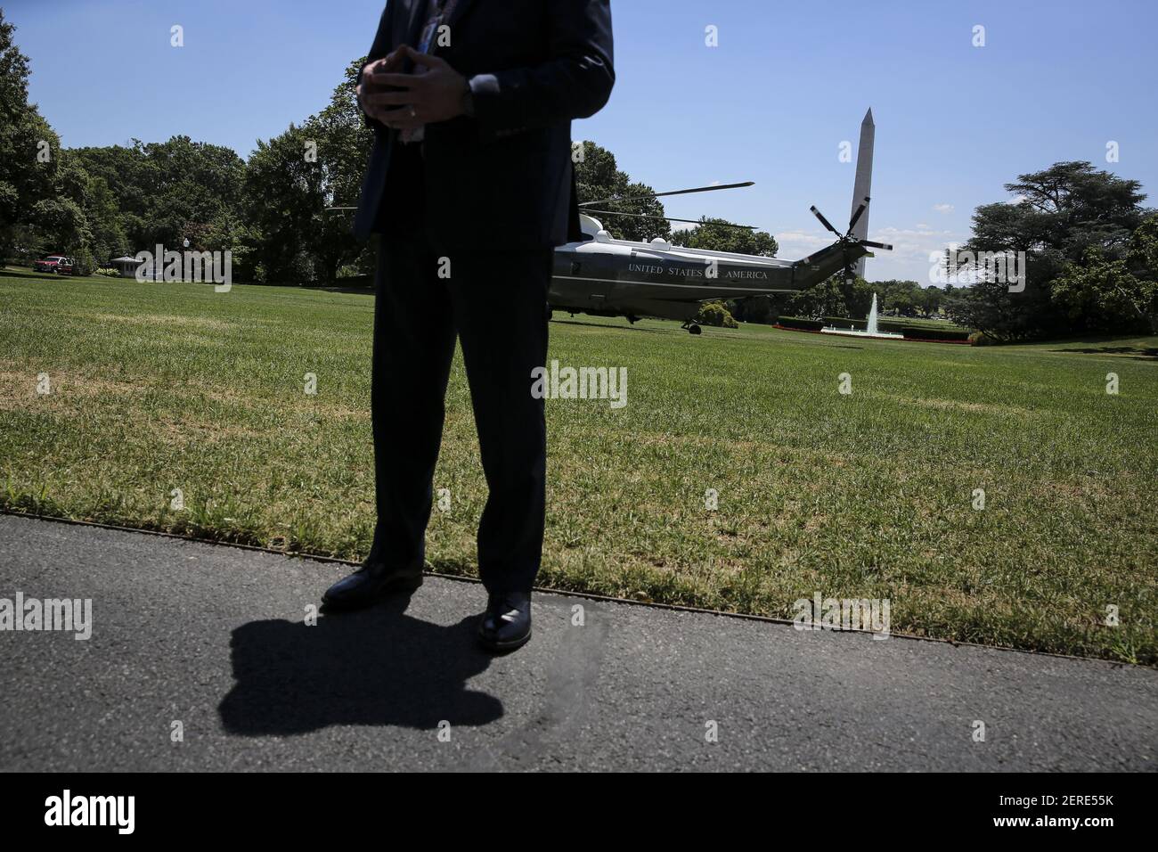 A secret service agent stands by as Marine One carrying President ...