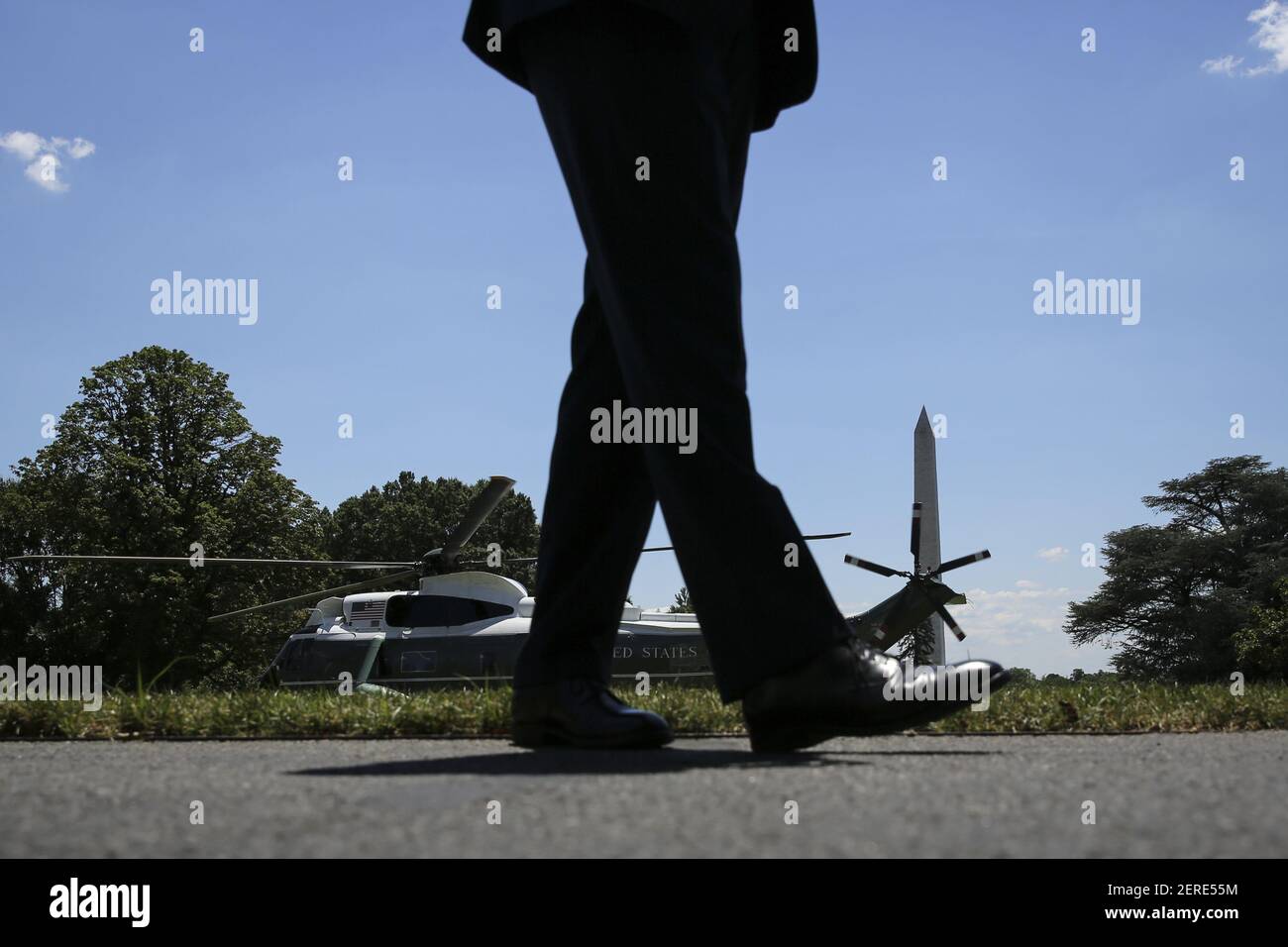A secret service agent stands by as Marine One carrying President ...