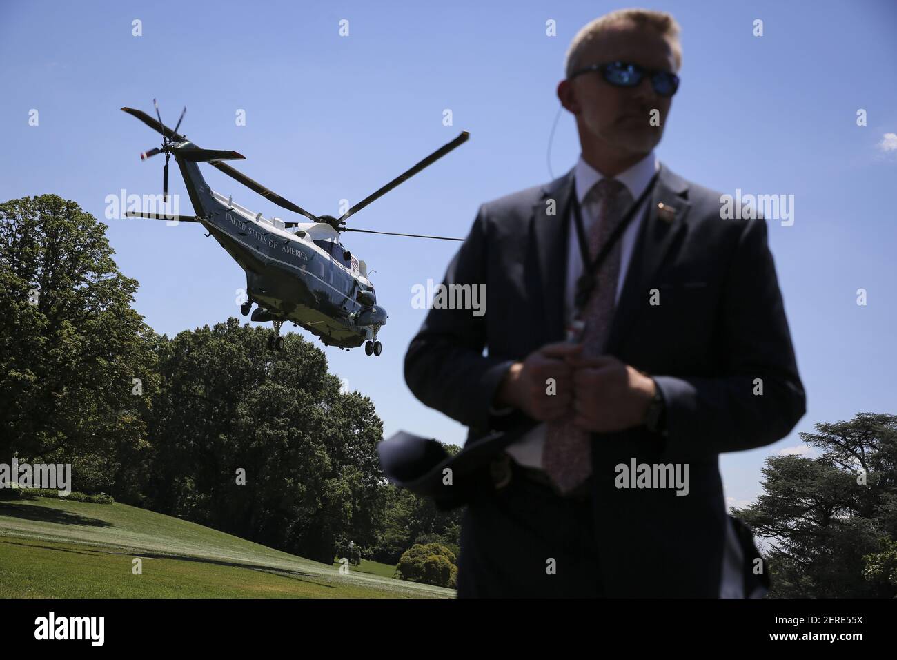 A secret service agent stands by as Marine One carrying President ...