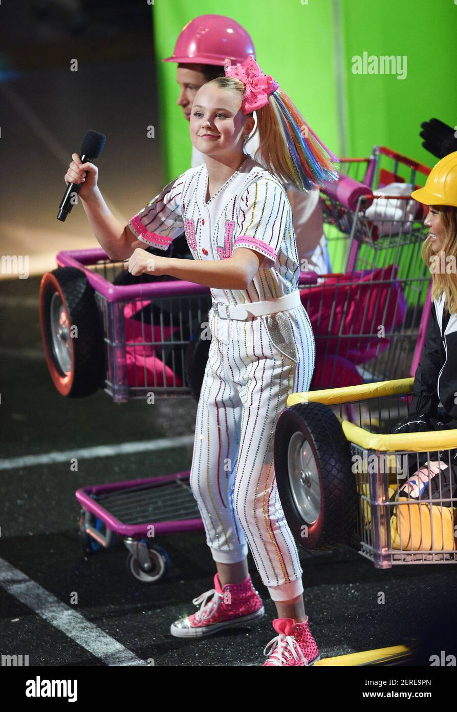 SANTA MONICA - JULY 19: JoJo Siwa appears on the Nickelodeon Kids ...