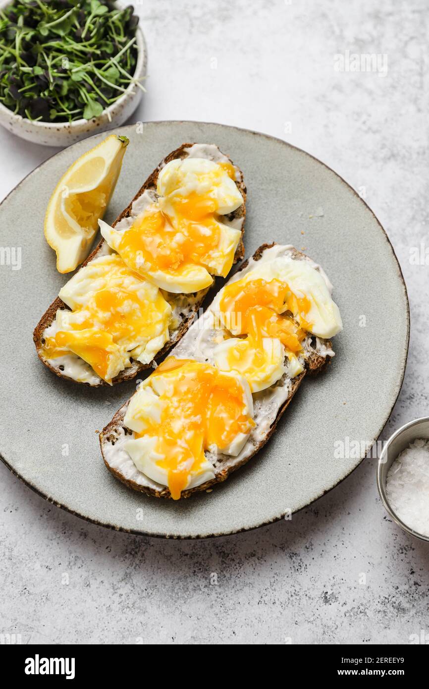 7 minute eggs smashed on toasted bread Stock Photo - Alamy