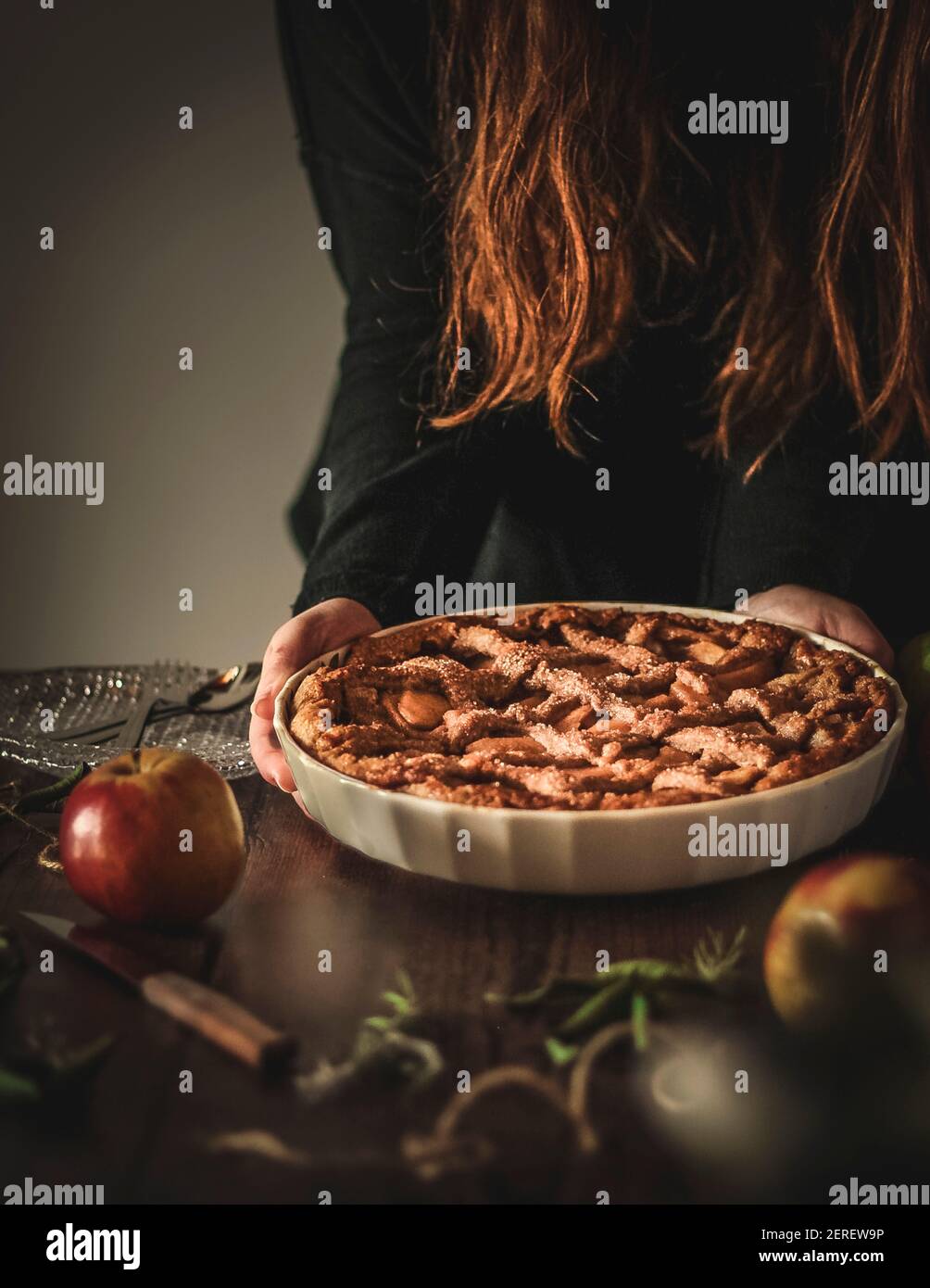 Girl holding the apple pie Stock Photo - Alamy
