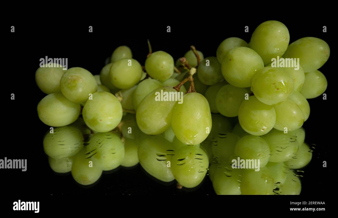 Closeup shot bunch juicy grapes hi-res stock photography and images - Alamy
