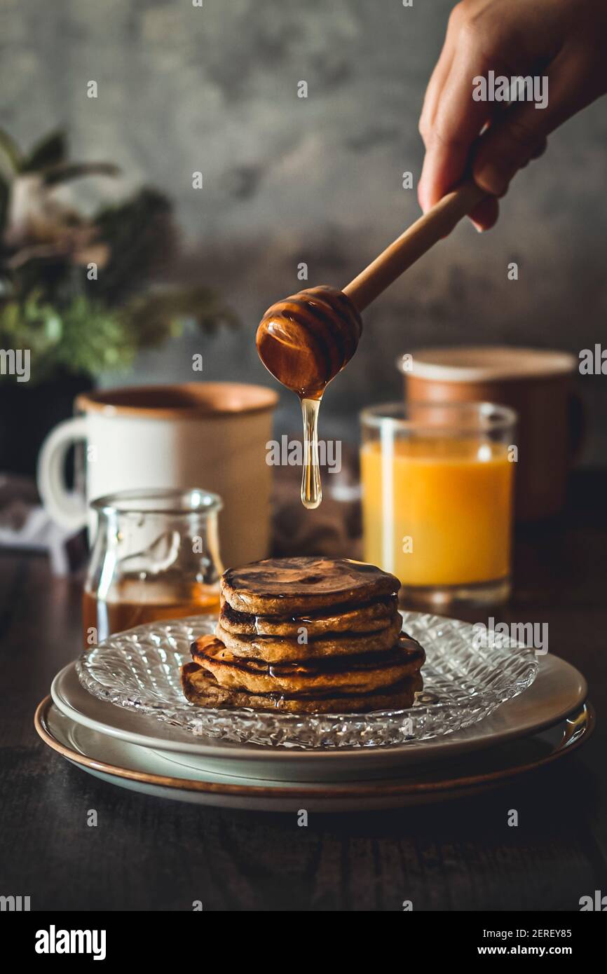 Pancake stack with honey drizzle Stock Photo - Alamy