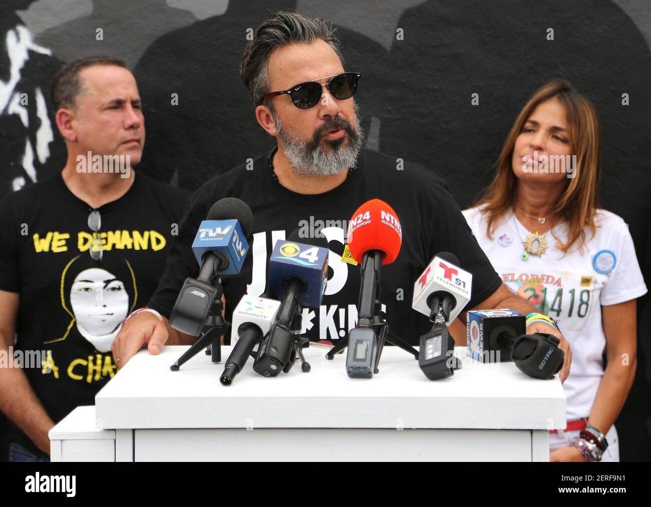Manuel Oliver, center, unveils his mural for Stoneman Douglas mass ...
