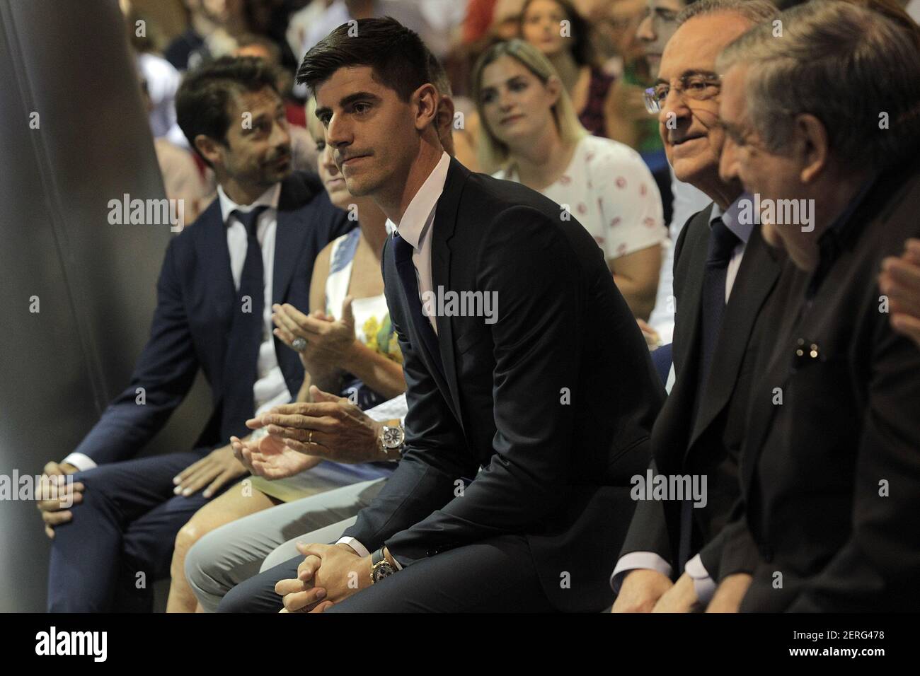 Real Madrid's new player Thibaut Courtois (l) with the President ...