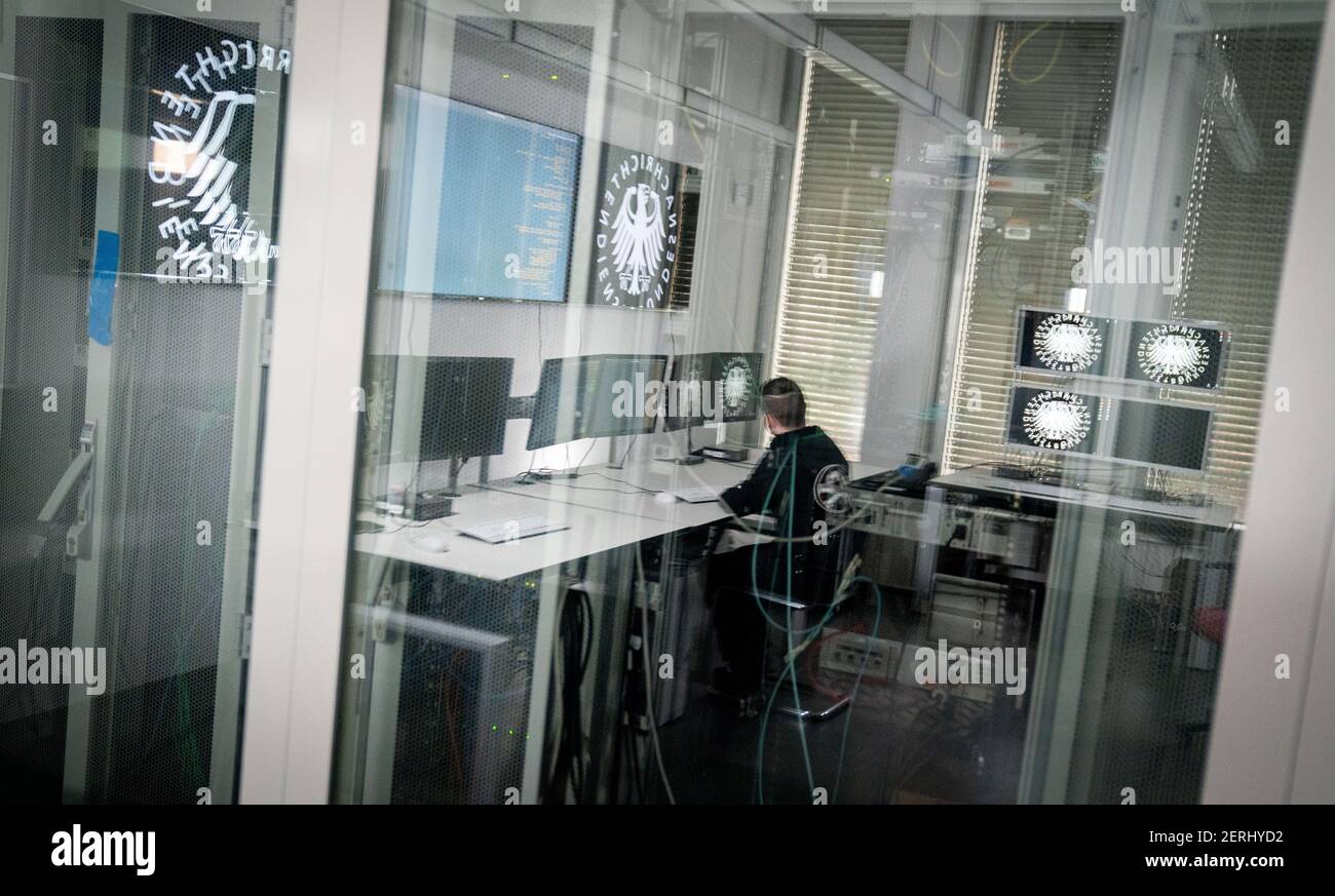 Hackers and room hi-res stock photography and images - Alamy