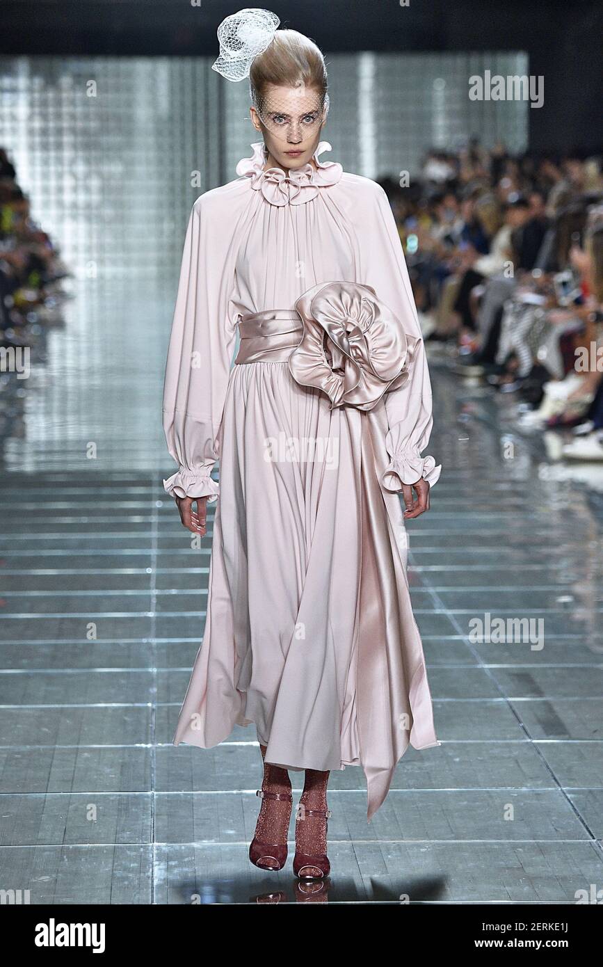 Model Sarah Abney walks on the runway during the Marc Jacobs Fashion ...