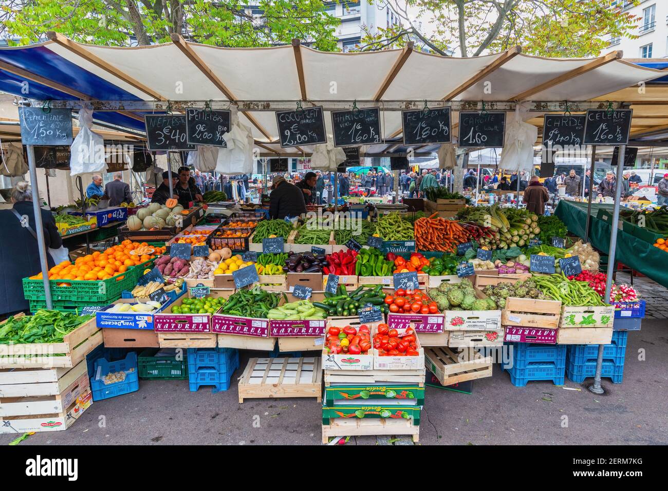 Food street market in paris hi-res stock photography and images - Alamy