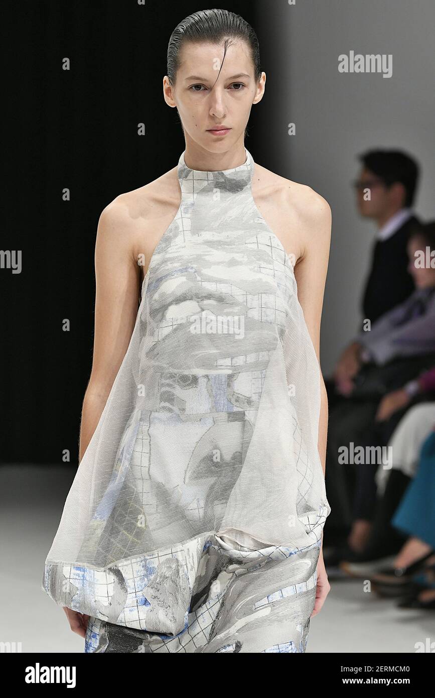 Model Karo Laczkowska walks on the runway during the Chalayan London ...
