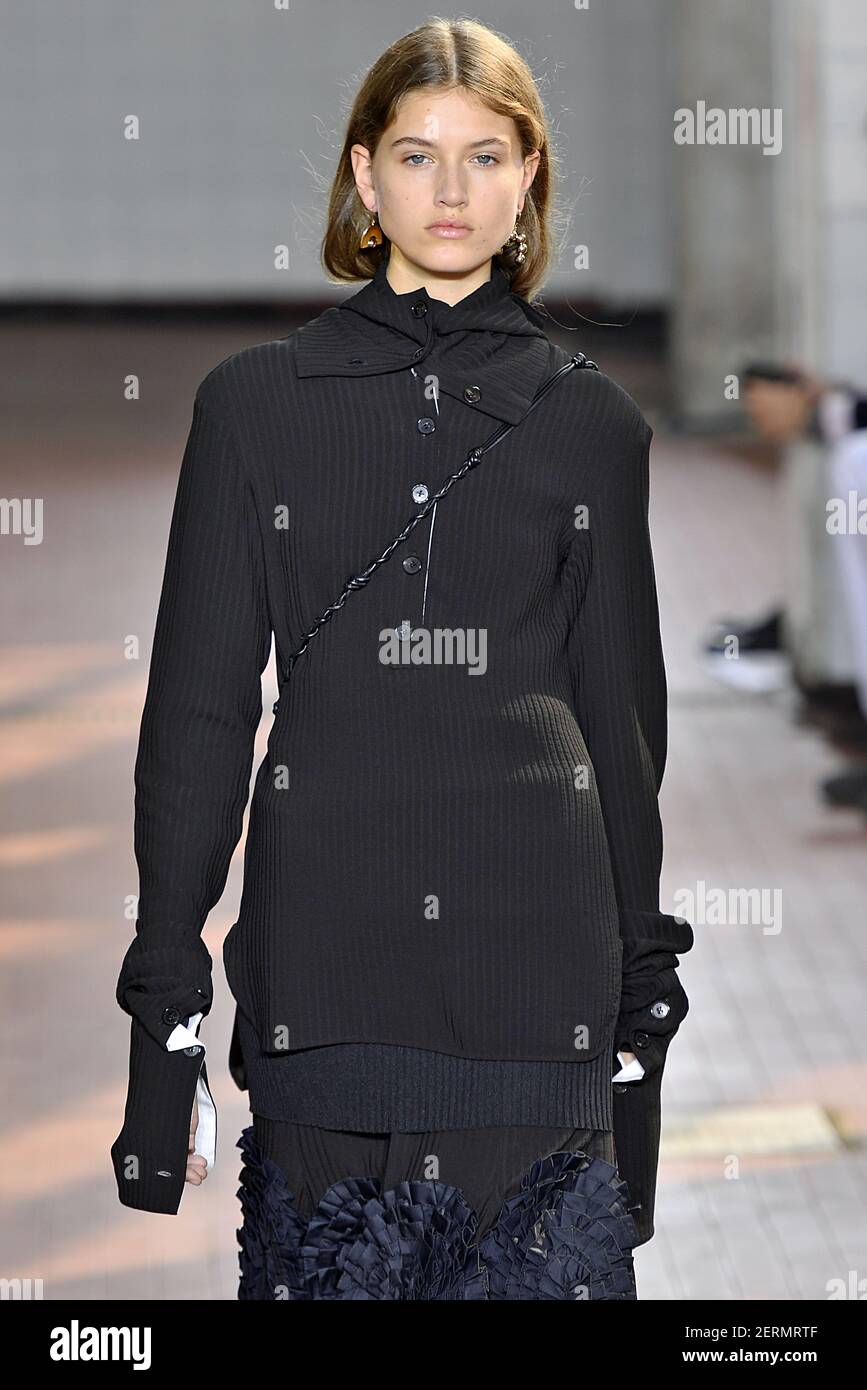 Model Altyn Simpson walks on the runway during the Jil Sander Fashion ...