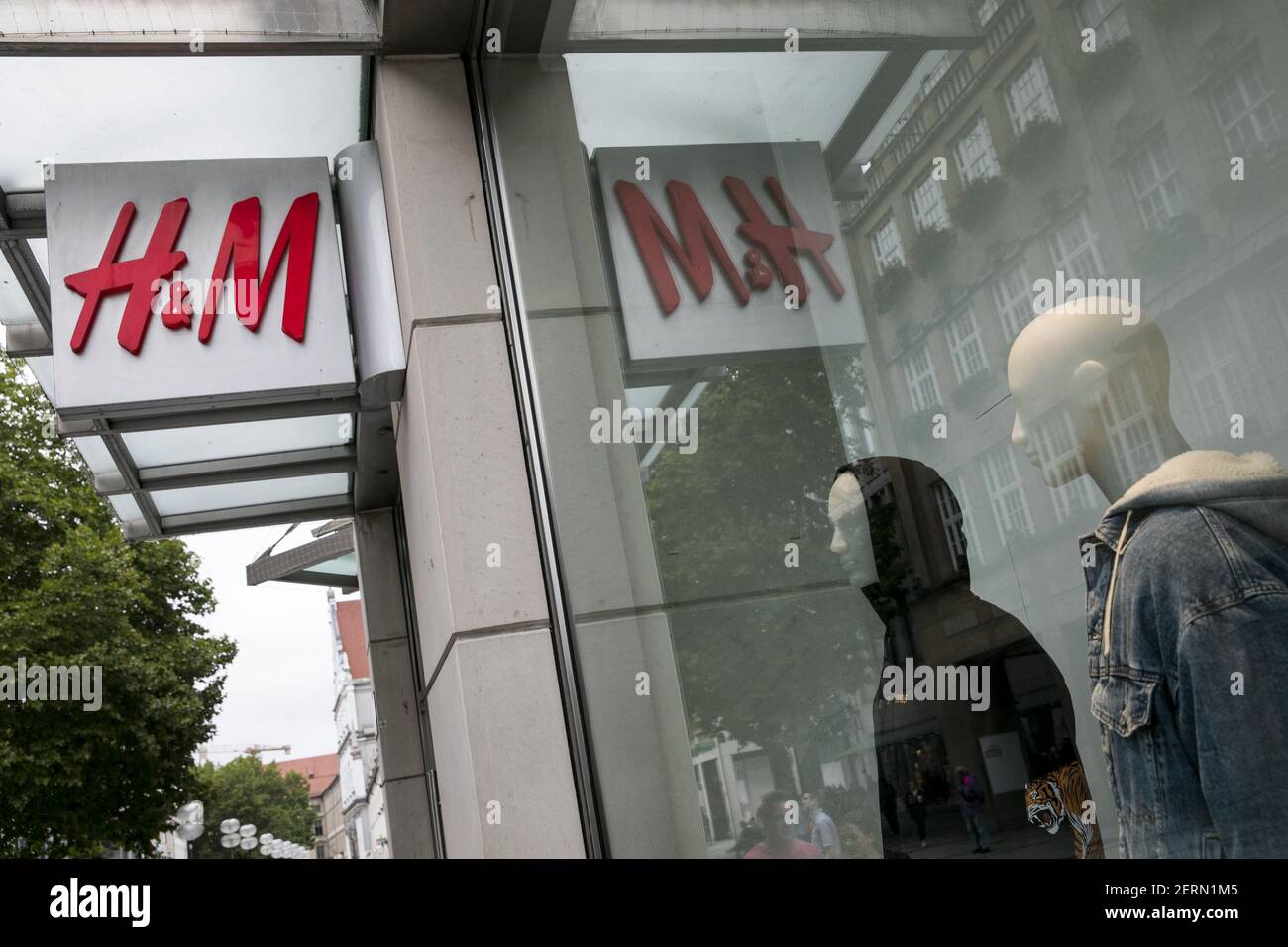 A logo sign outside of a Hennes & Mauritz (H&M) retail store in Munich ...