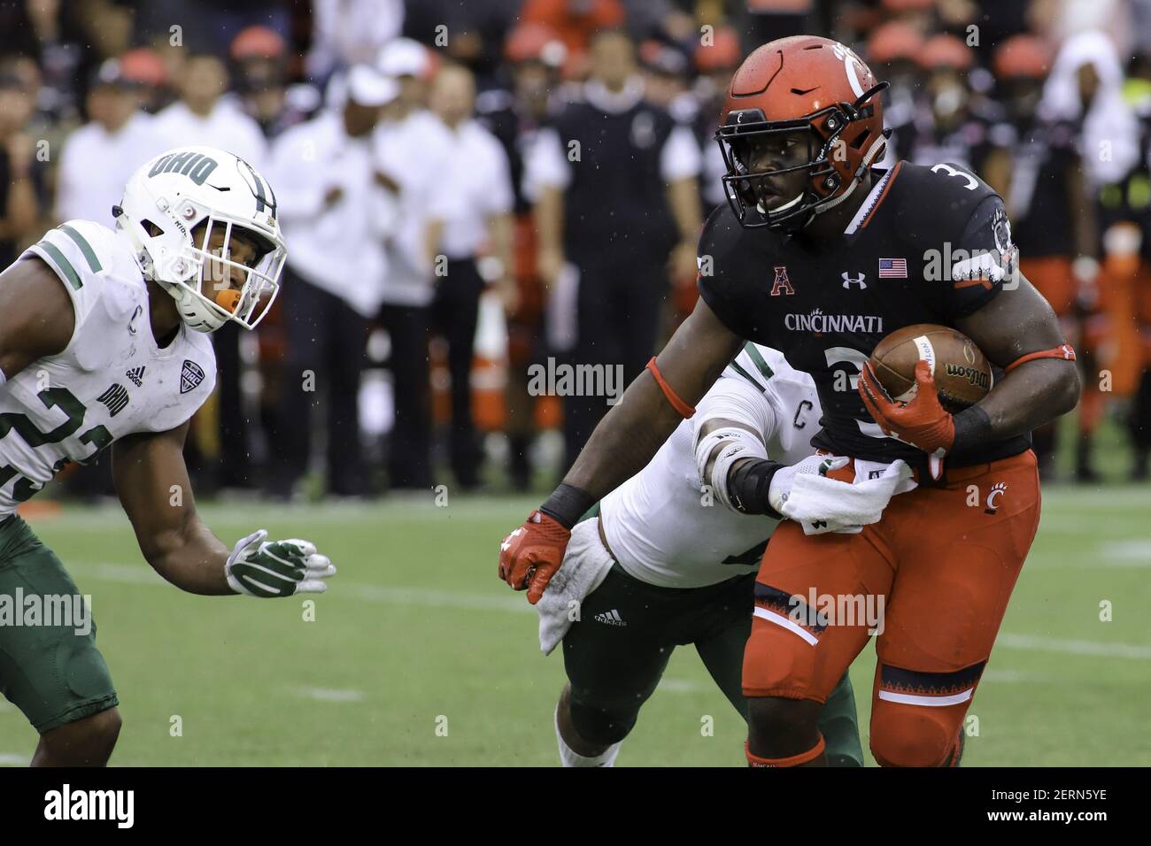 September 22, 2018: Cincinnati Bearcats RB Michael Warren II runs the ...