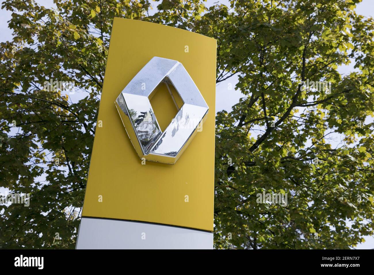 A logo sign outside of a Groupe Renault car dealership location in ...