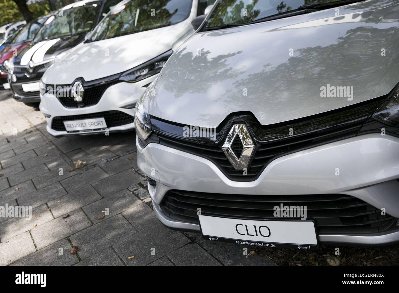 Groupe renault sign hi-res stock photography and images - Alamy