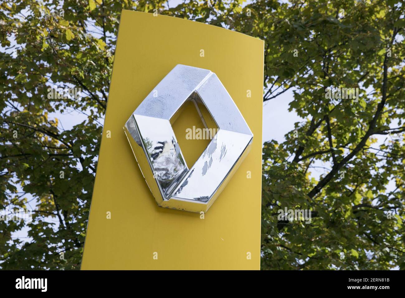 Groupe renault sign hi-res stock photography and images - Alamy