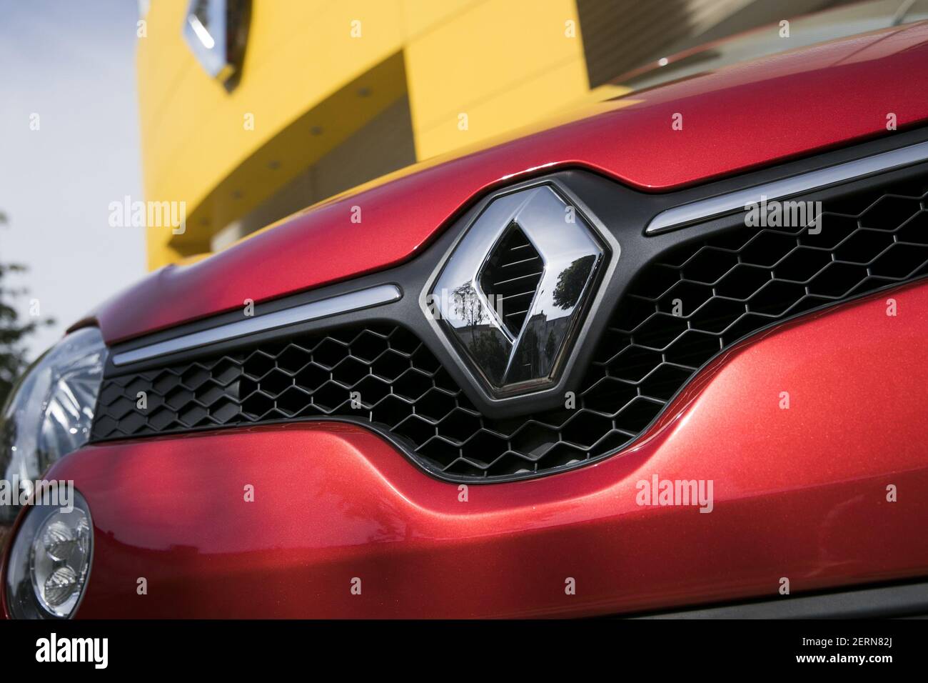 Groupe renault sign hi-res stock photography and images - Alamy